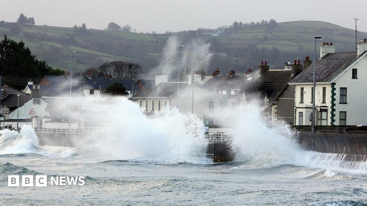 Storm Pia: Strong winds hitting parts of Northern Ireland - BBC News