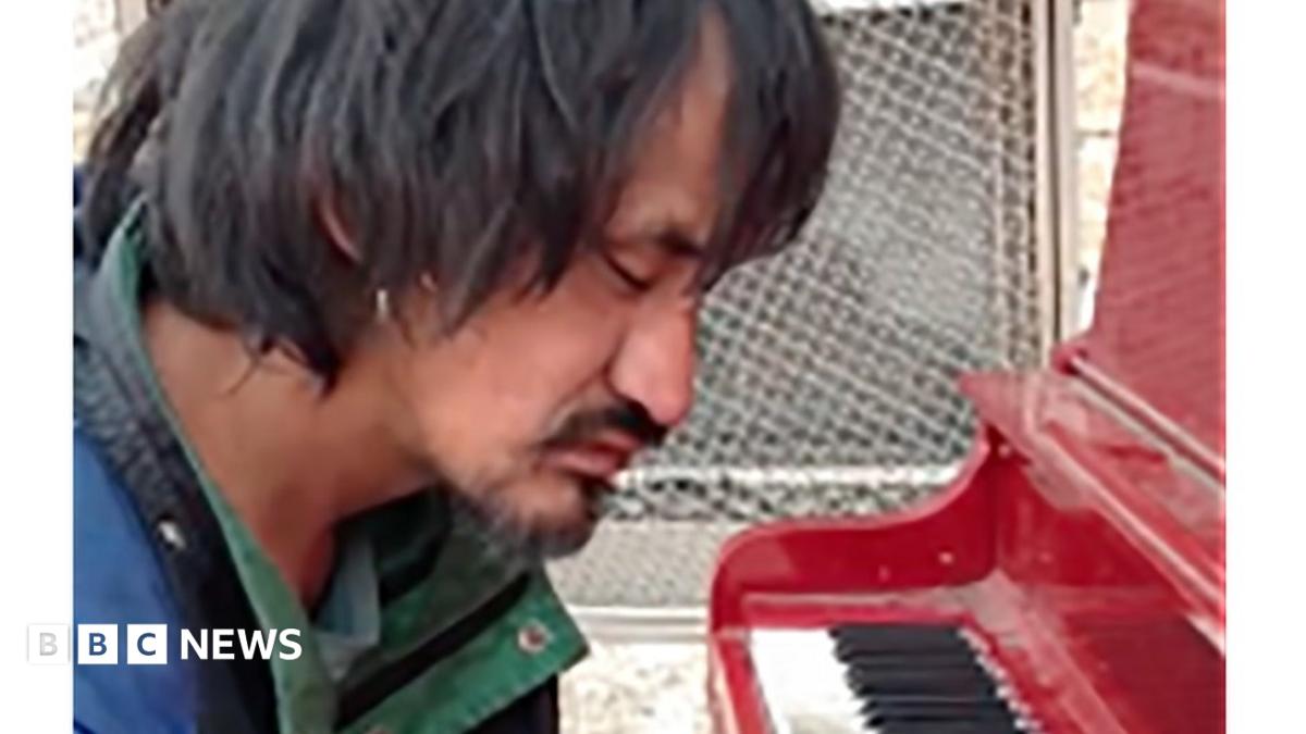 Canada's homeless piano player dies at 46 - BBC News