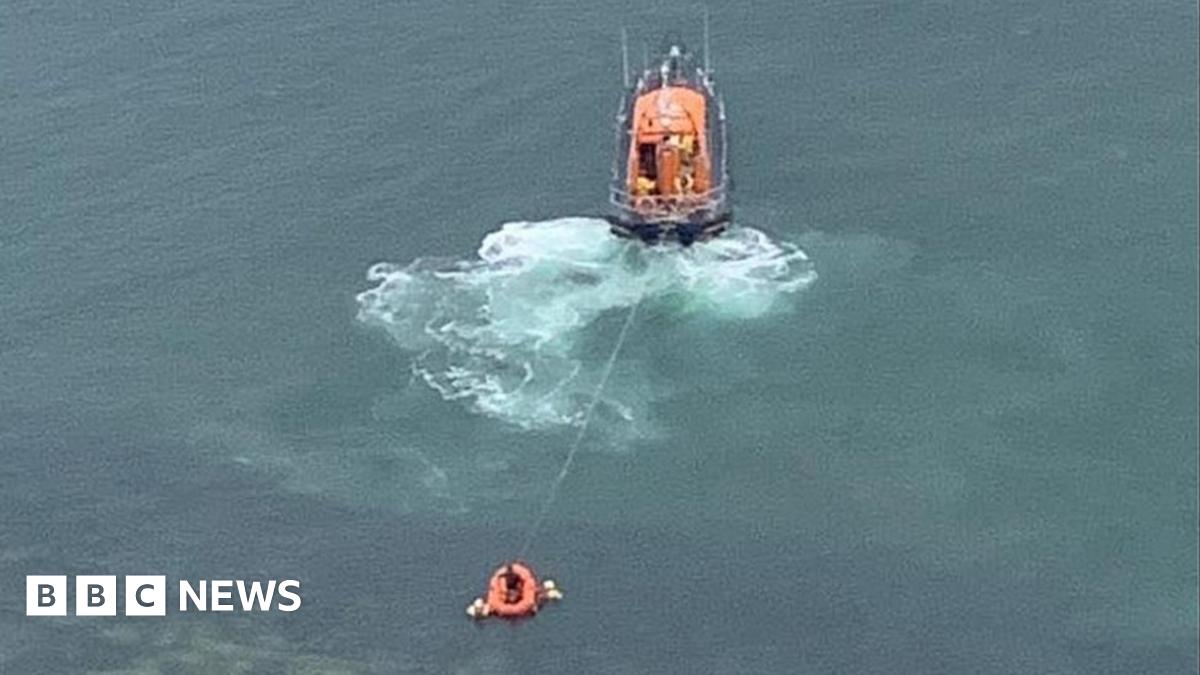 St Bee's Head: Teenagers rescued from cliffs after thunderstorm - BBC News