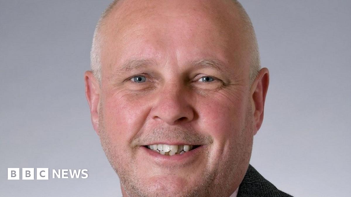Warrington Council leader survives no confidence motion - BBC News