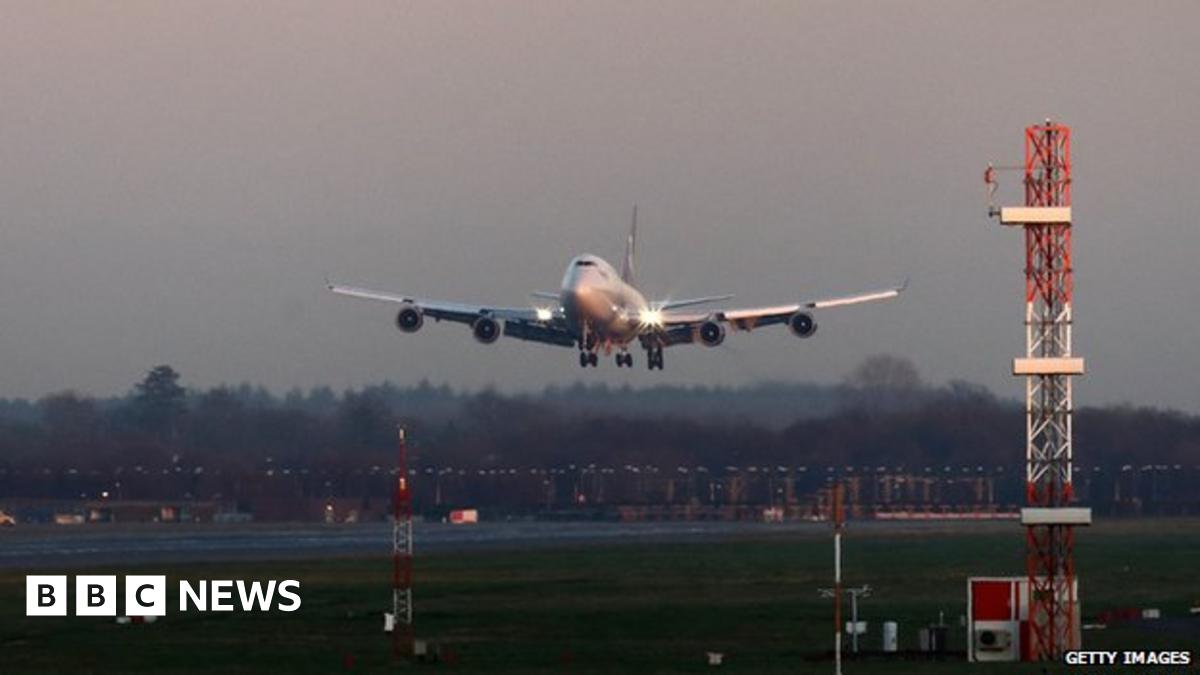 Passenger number rise boosts Gatwick's runway campaign - BBC News