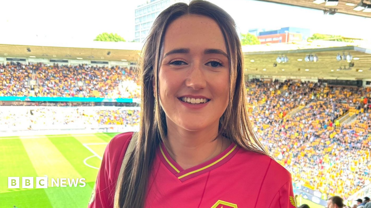 Wolves praised for helping partially-sighted fans - BBC News