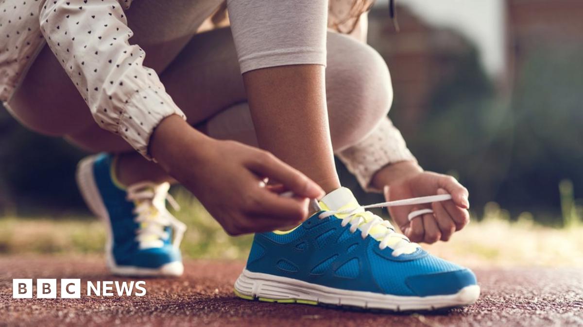 Mystery of why shoelaces come undone unravelled by science - BBC News
