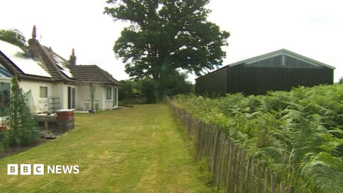 West Wellow couple 'shocked' by unexpected new farm building - BBC News