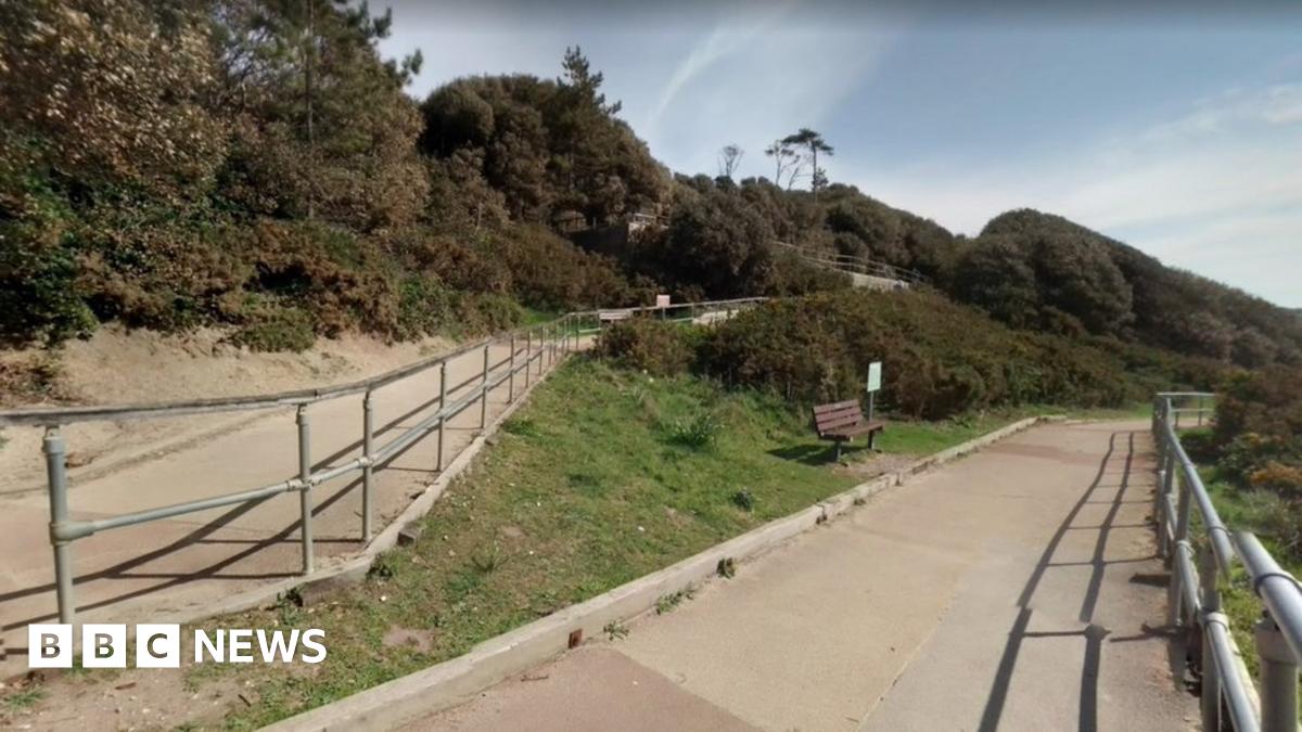 Highcliffe scrapped path plan angers campaigners - BBC News