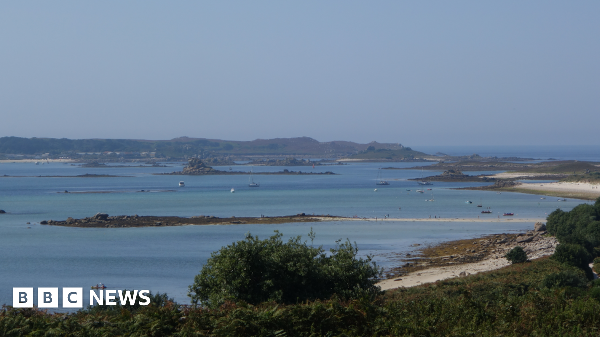 Isles of Scilly ferry bidder claims it would cut fares by 25% - BBC News