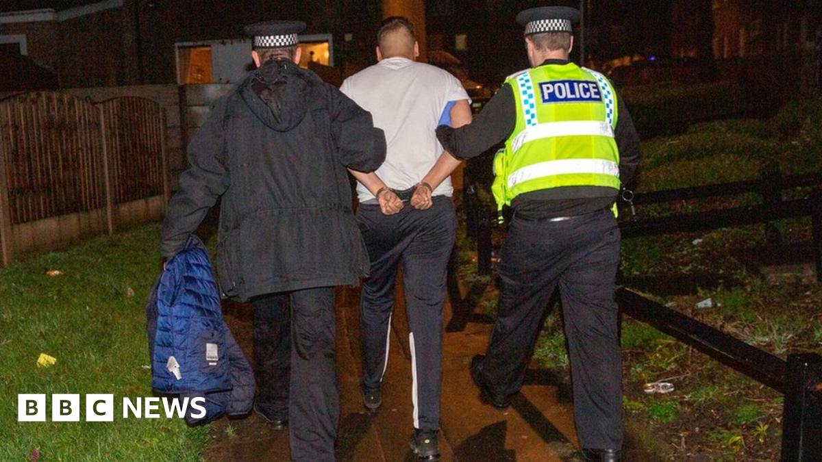 Rochdale dawn raids target rival violent gangs - BBC News