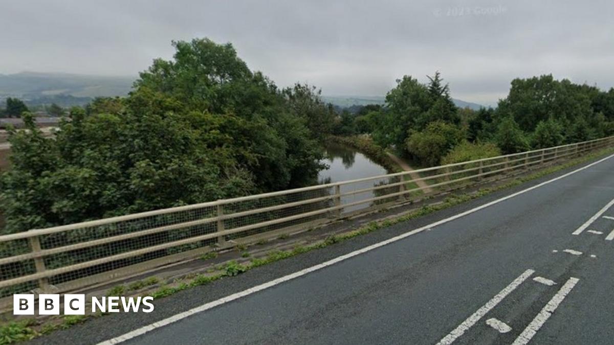 Two dead after car crashes off A629 bridge near Skipton - BBC News
