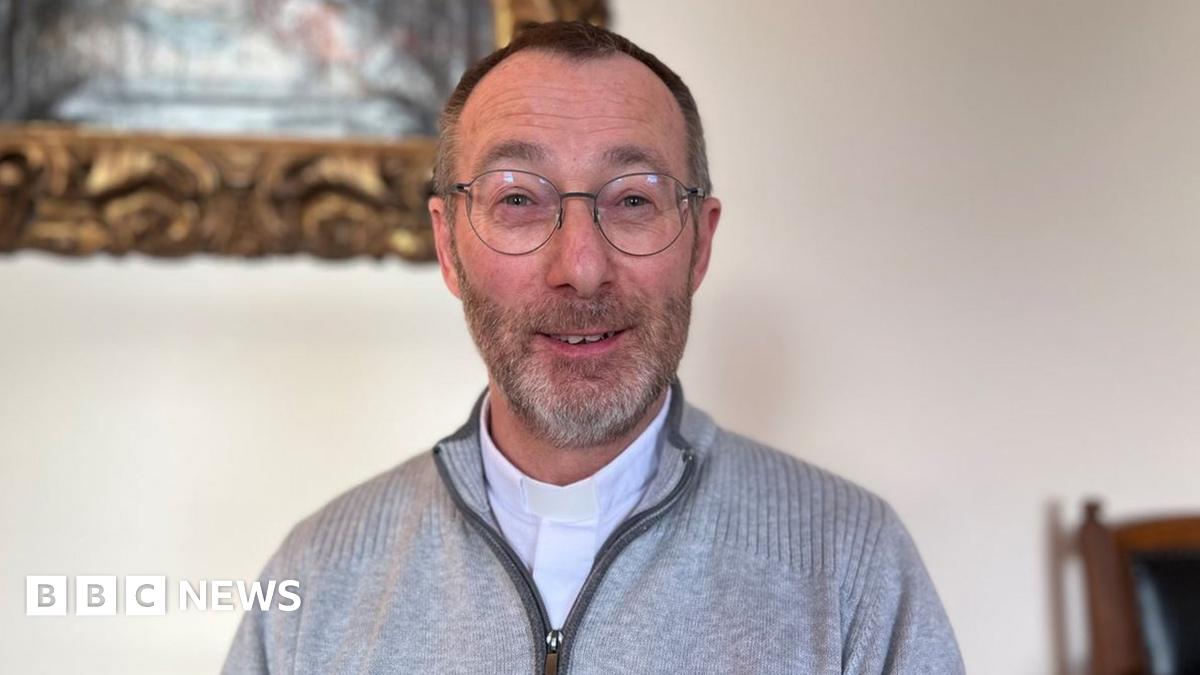 Catholic Dean of Guernsey pleas for peace in Christmas message - BBC News