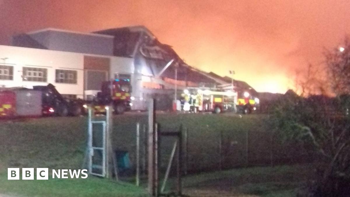 Daventry warehouse fire: Man arrested in arson inquiry - BBC News