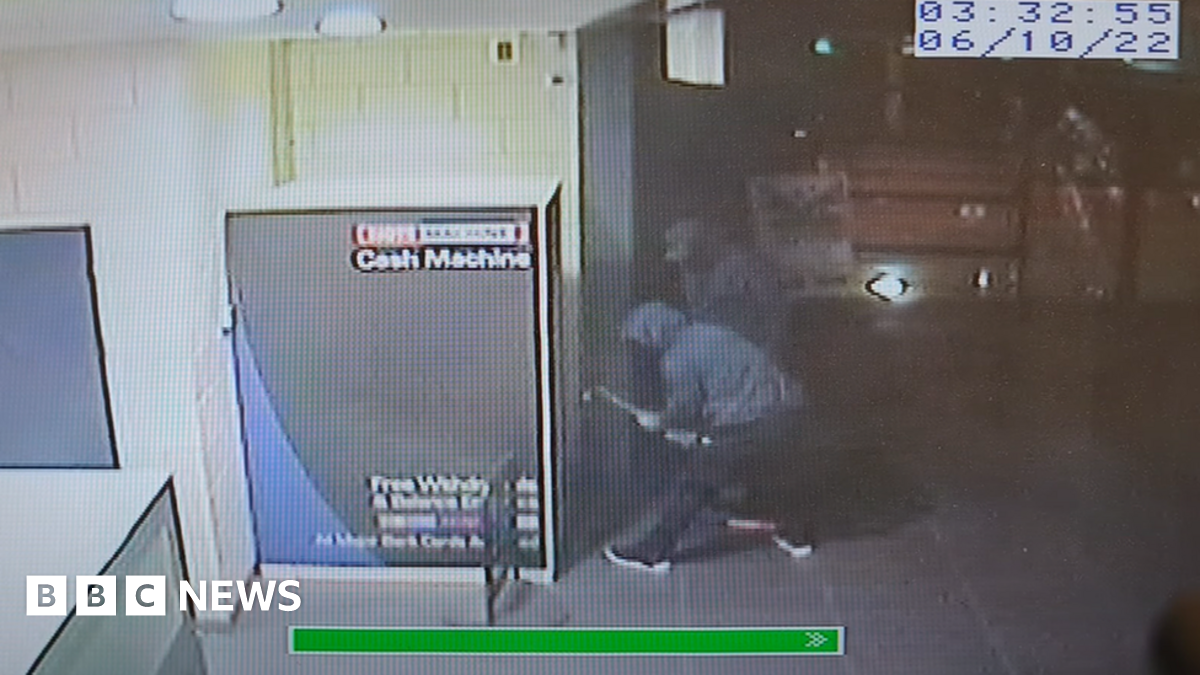 Leicestershire: Gang members jailed over multiple ATM thefts - BBC News