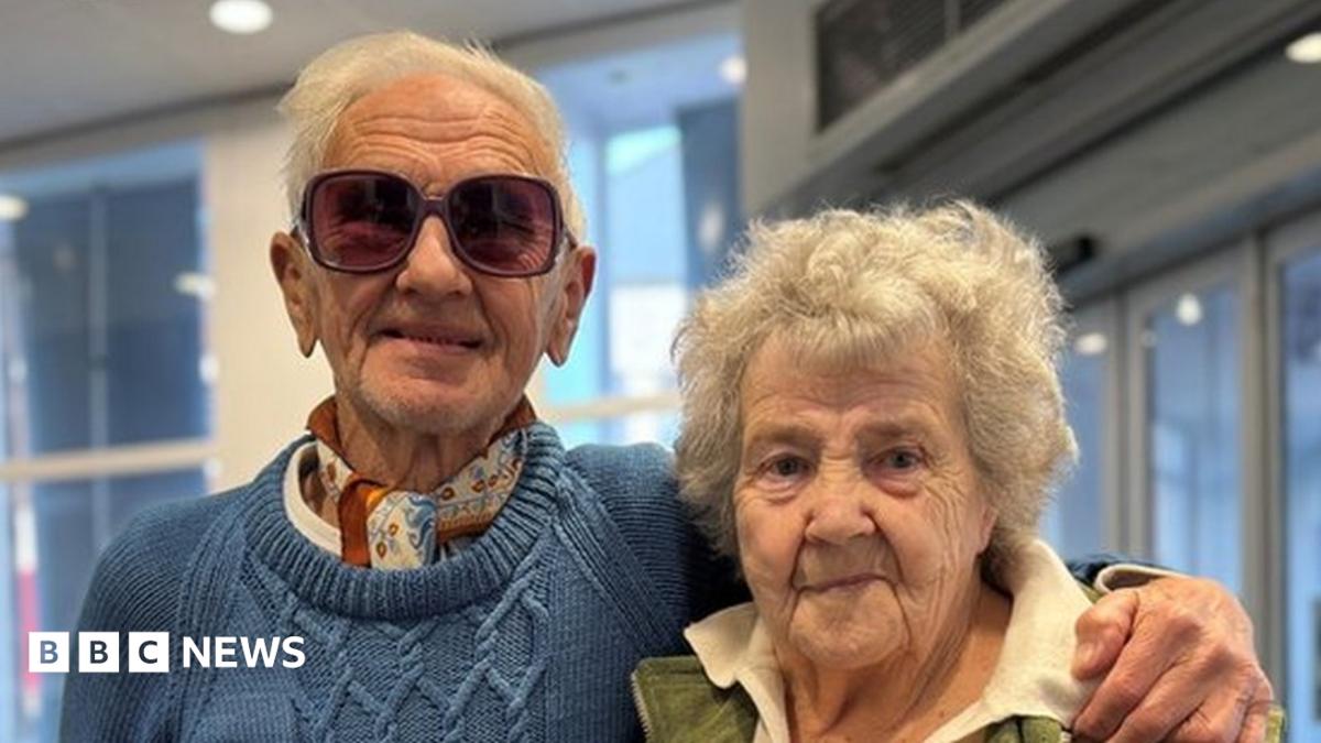 Platinum wedding milestone for Northampton runner, 90 - BBC News