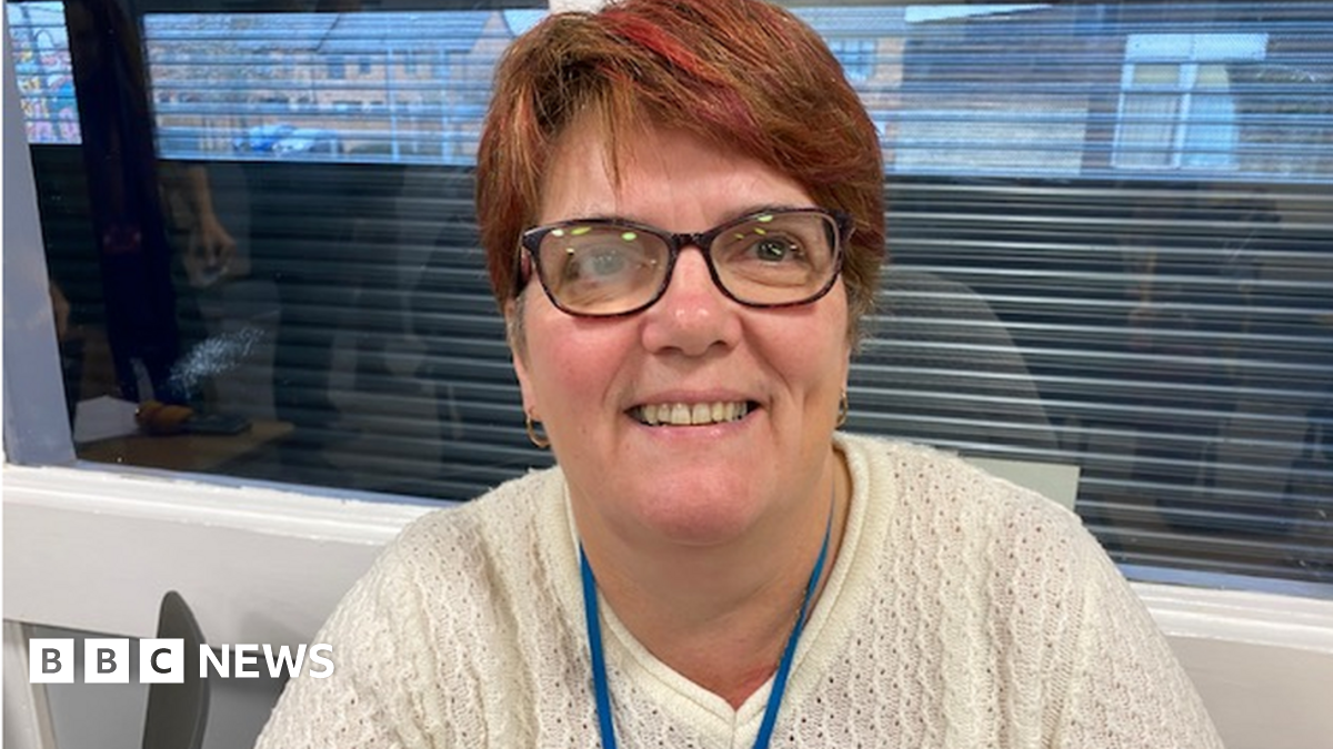 New Telford bus service to help commuters - BBC News