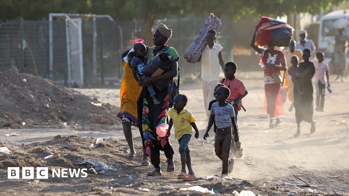 Sudan fighting: Khartoum violence mapped as civilians flee city - BBC News