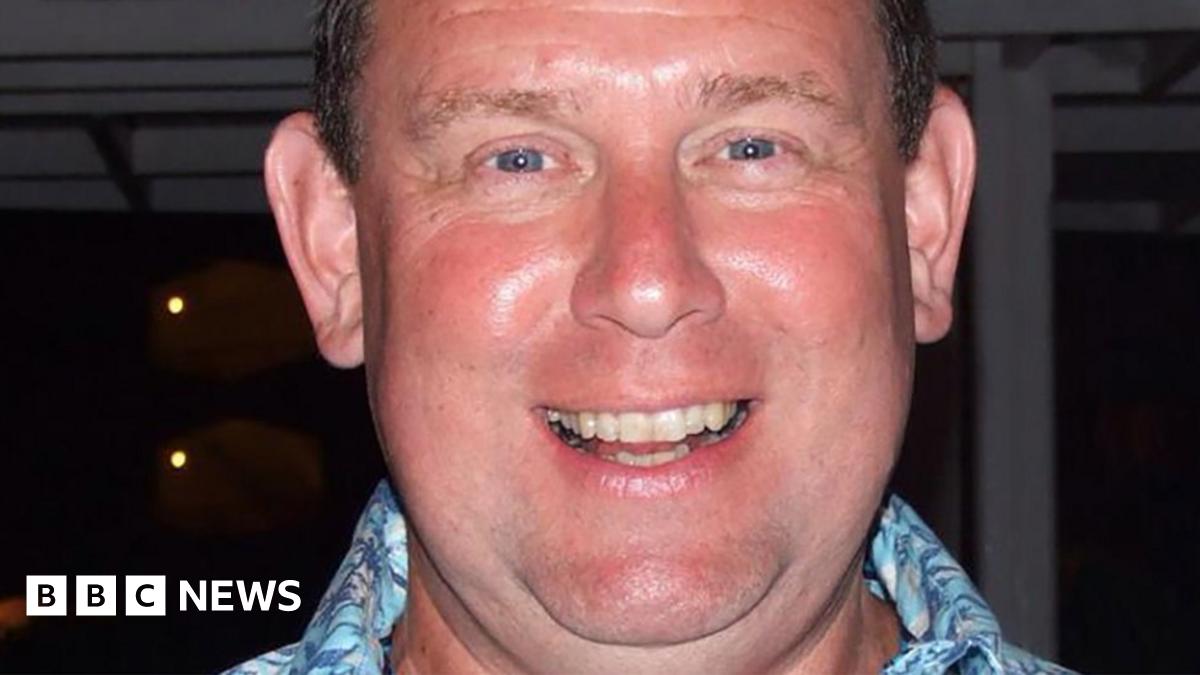 Ex-Met Police officer arrested over racist WhatsApp chat - BBC News