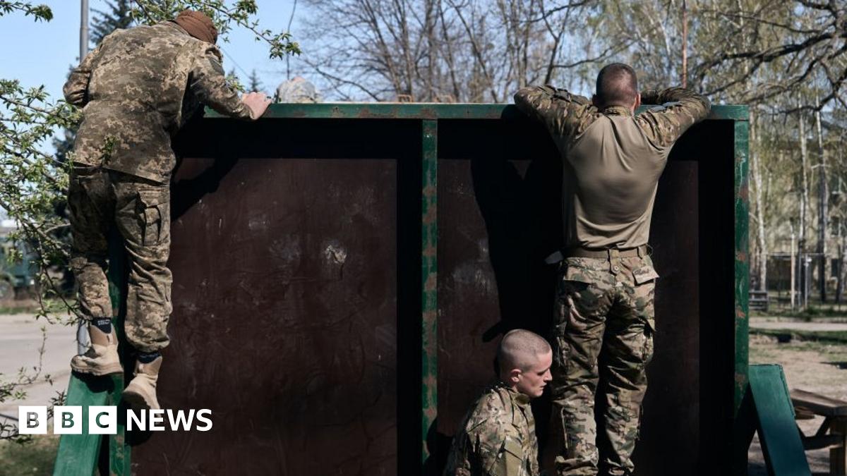 Ukraine war: Kyiv tightens pressure on fighting age men abroad - BBC News