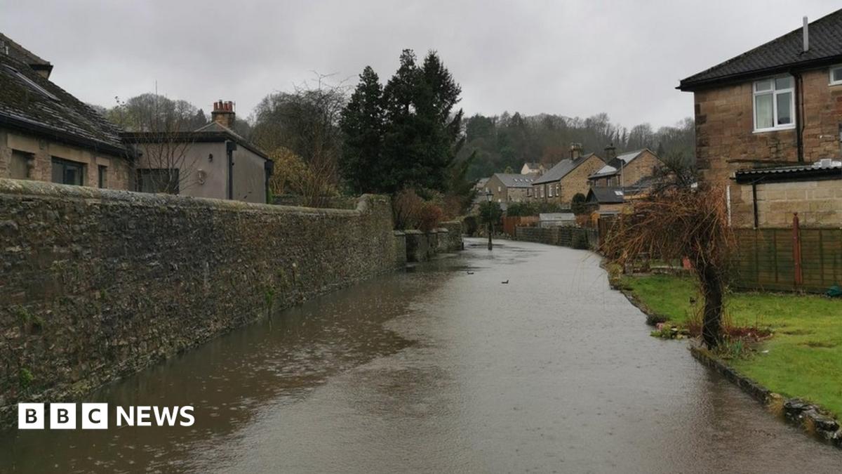 Derbyshire flooding as water levels expected to keep rising - BBC News