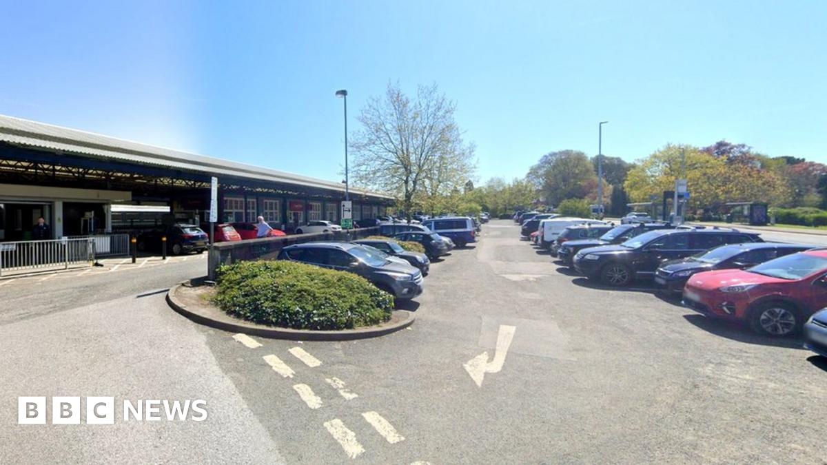 Woman sustains serious head injuries in Newton Abbot crash - BBC News