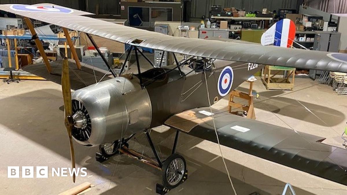 The men who spent 20 years building a fighter plane - BBC News