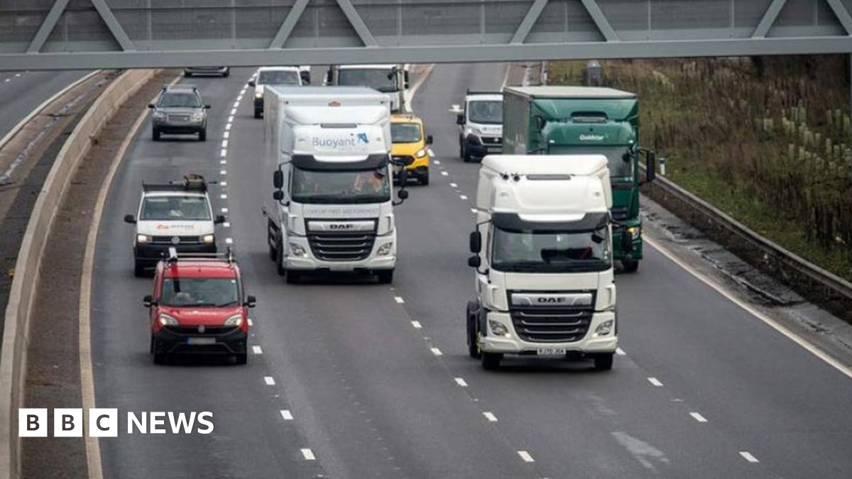 Lincolnshire Police use unmarked HGV to spot driving offences - BBC News