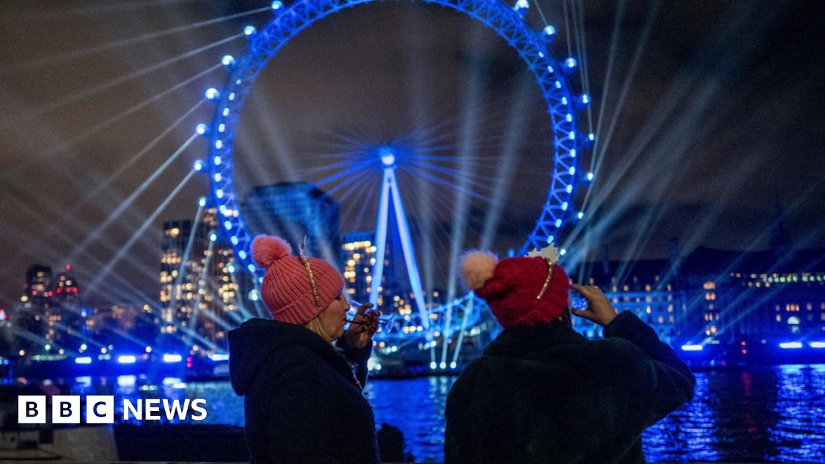 New Year's Eve: Hundreds of thousands gather for London fireworks - BBC News
