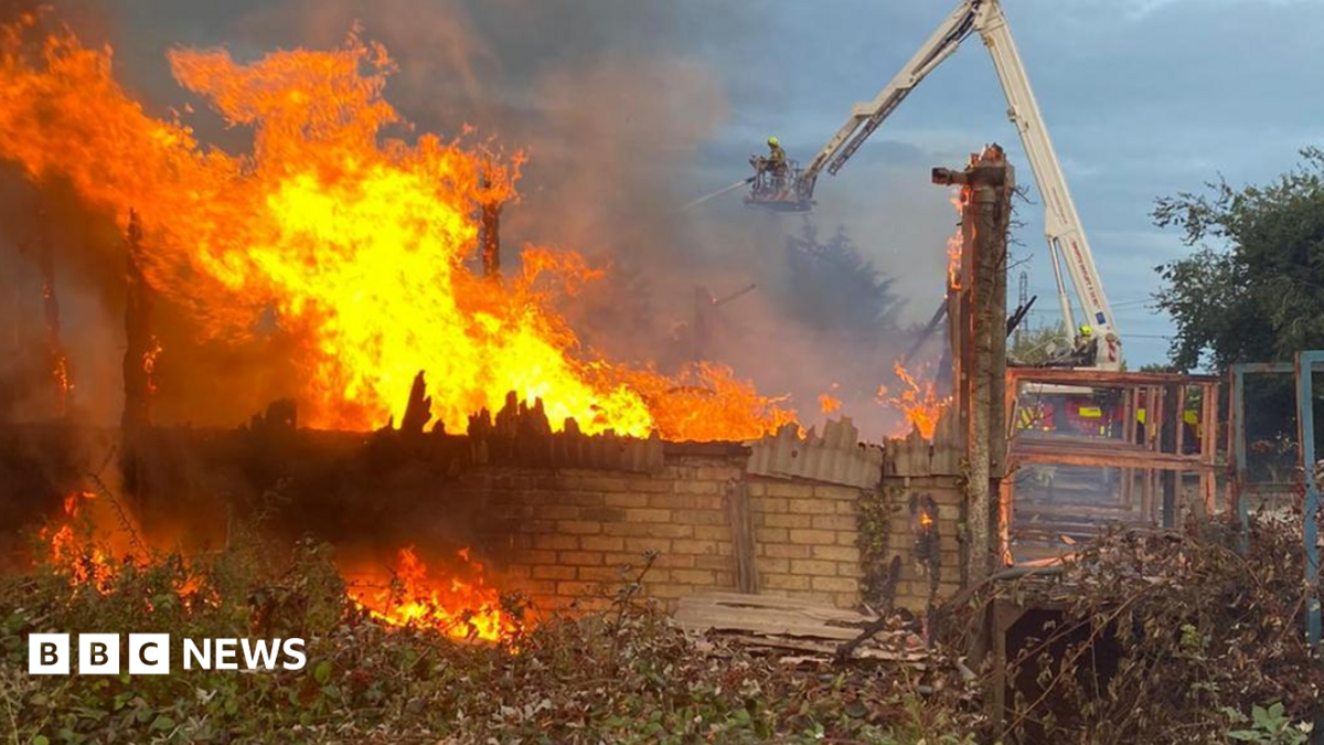 South Woodham Ferrers: Firefighters tackle farm building blaze - BBC News