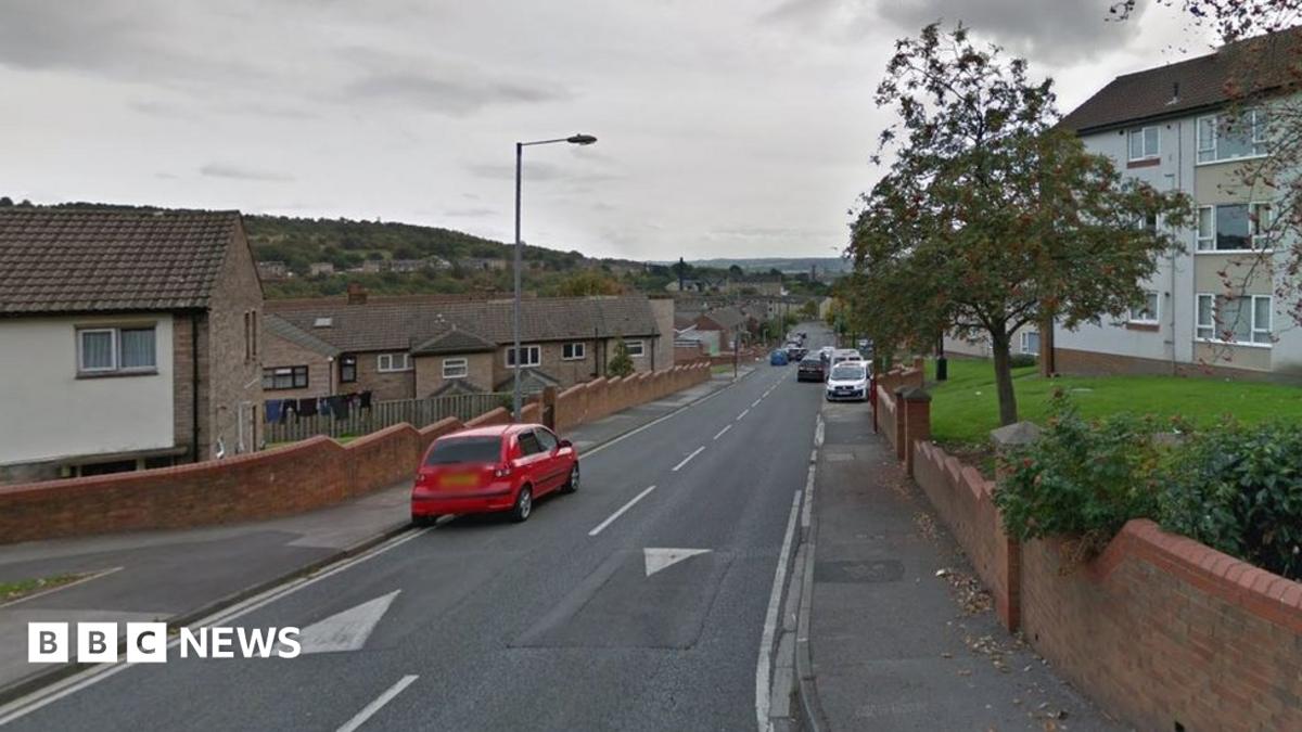 Batley murder: Man arrested after body discovered - BBC News