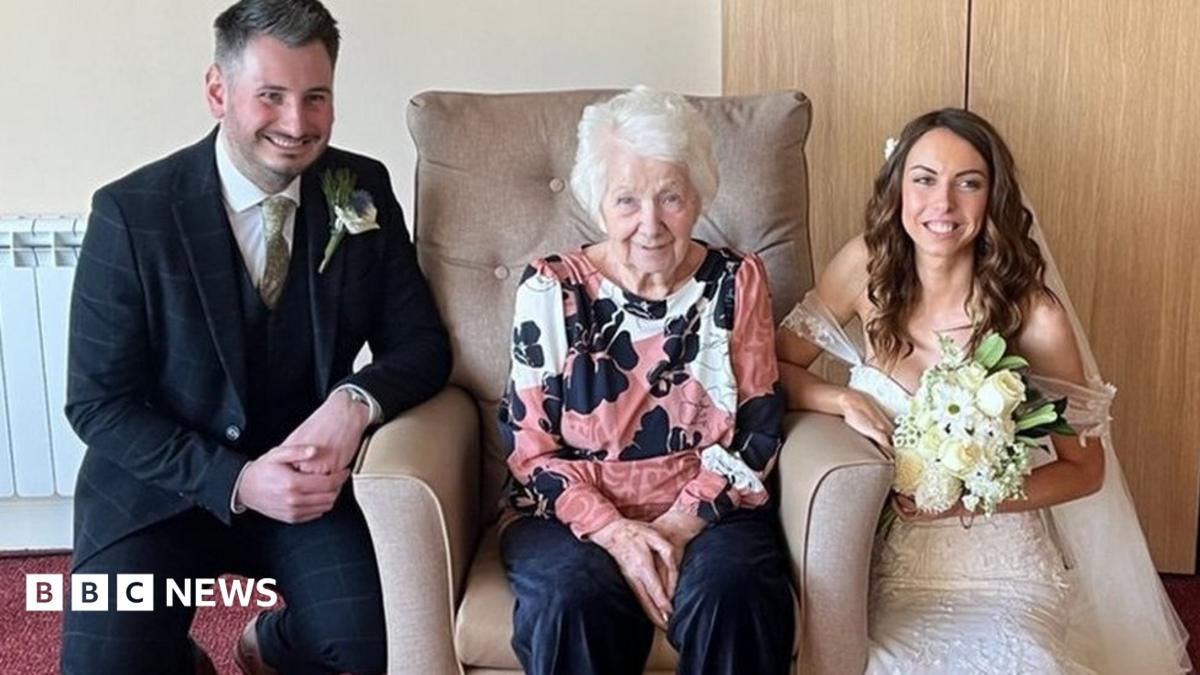 Couple recreate wedding for gran with dementia at care home - BBC News