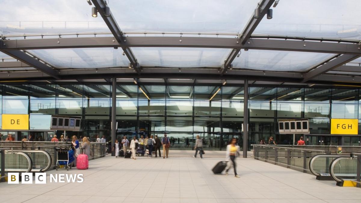 Gatwick trains disrupted due to power cut - BBC News