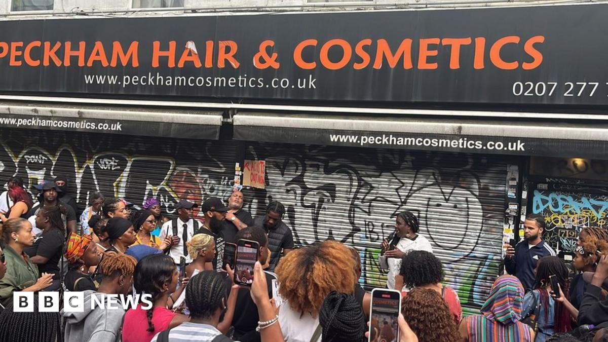 Peckham: Man interviewed by Met Police after shop restraint - BBC News