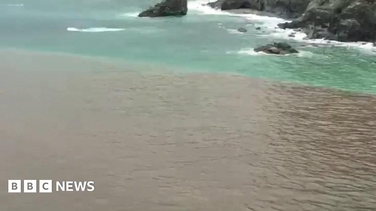 Cornwall: 'Unbearable' stench of sewage on beauty spot beach - BBC News