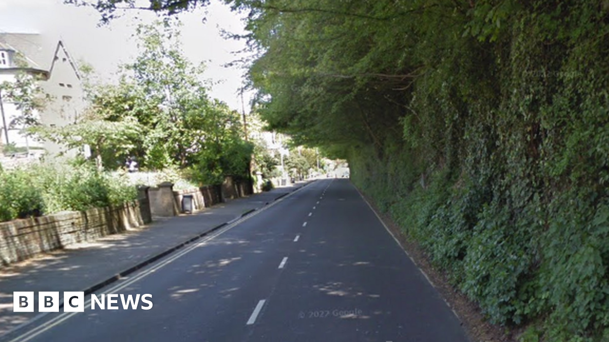 Yeovil: Man dies after car crashes into signposts - BBC News