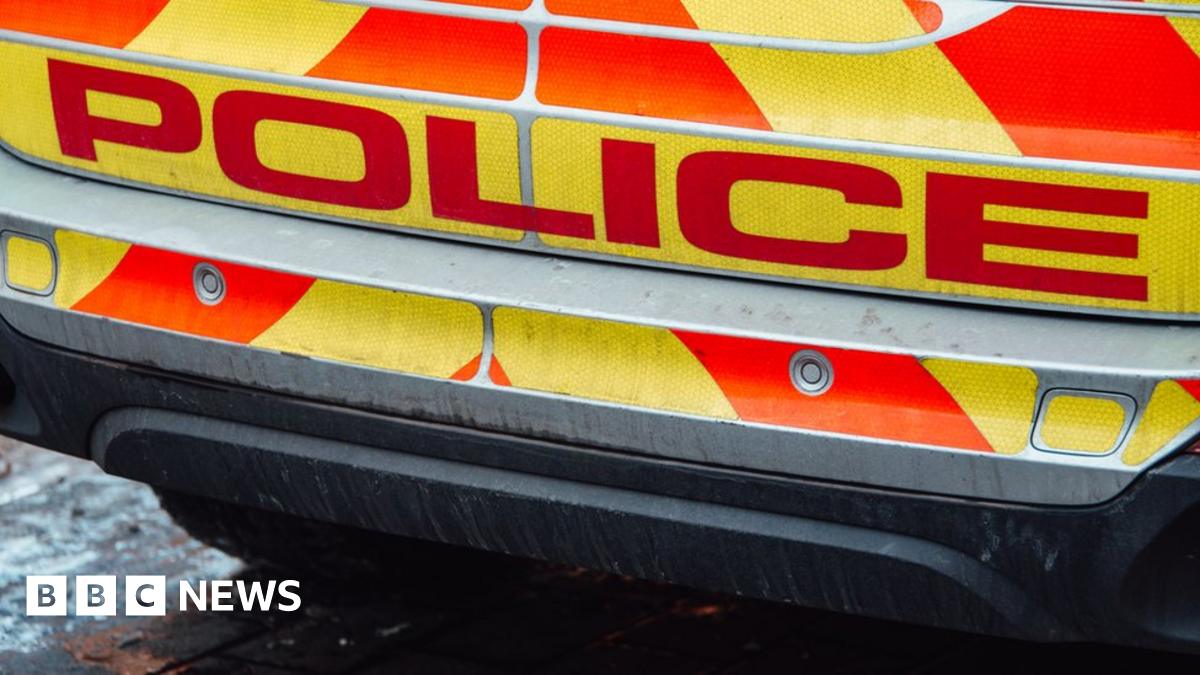 Hampshire: Motorcyclist dies in crash with car - BBC News