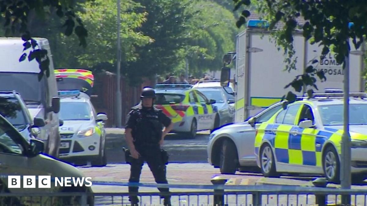 Bomb unit declares package safe - BBC News