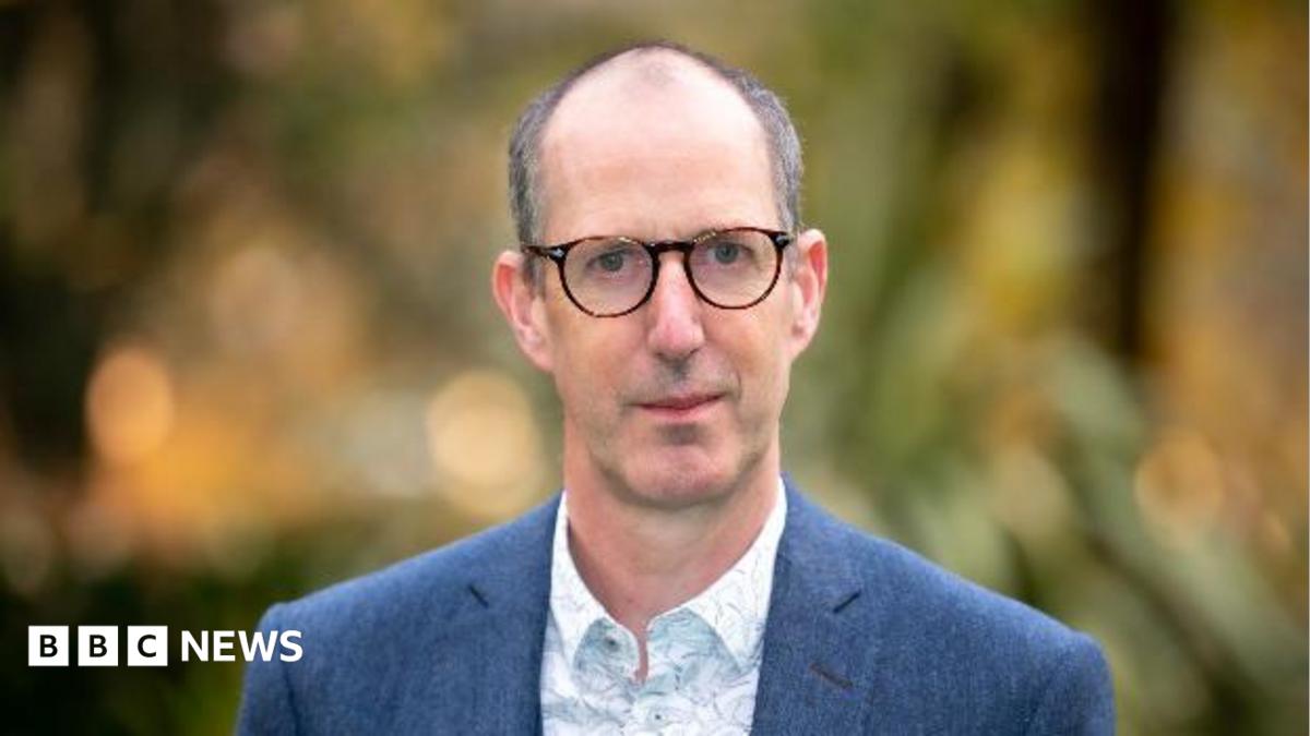 Vice chancellor of debt hit University of East Anglia quits - BBC News