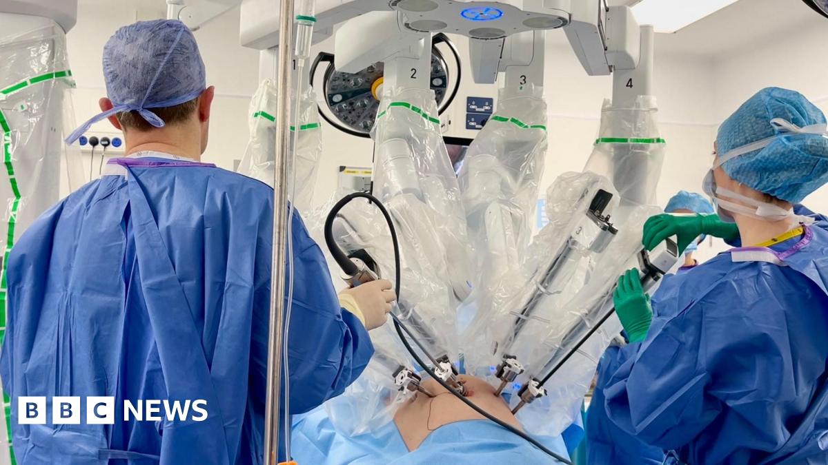 Can robots like Roxy revolutionise cancer surgery in Scotland? - BBC News
