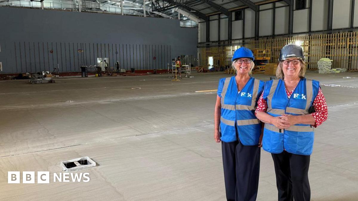 Work continues on new Oakfields community sports centre - BBC News