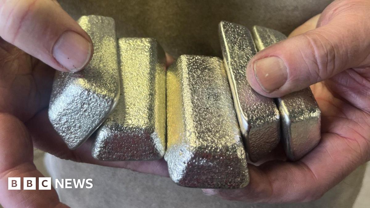 'End of an era' as last tin ore from Cornwall mill smelted - BBC News