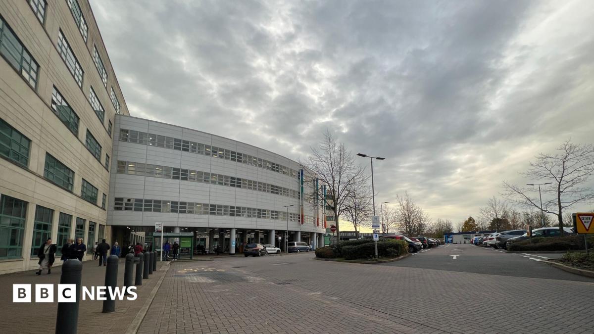 Great Western Hospital introduces flexible visiting hours - BBC News