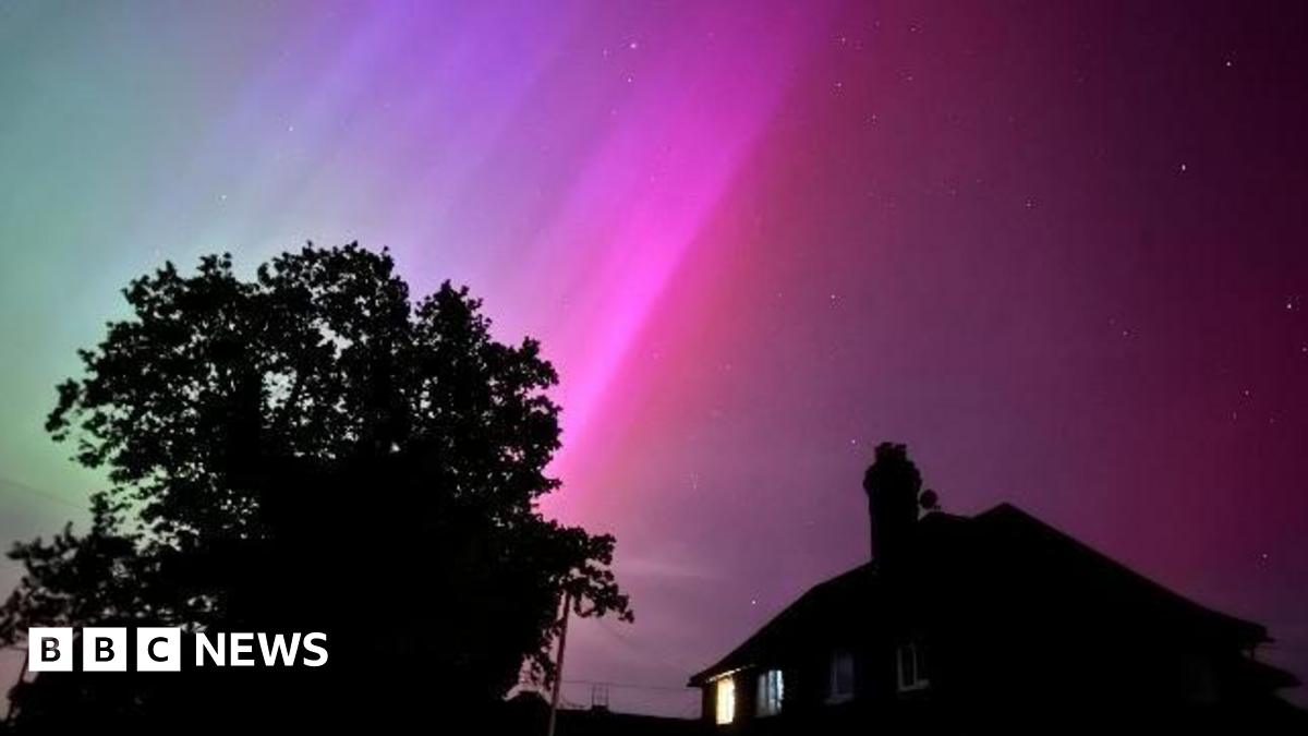 Surrey stargazers treated to Northern lights display - BBC News