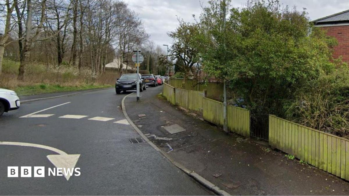 Oldham murder arrest as man, 61, found dead at house - BBC News