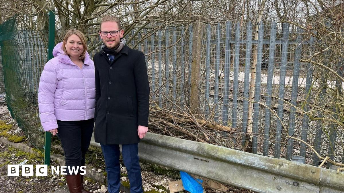 Work under way to reopen Leek-Stoke rail line - BBC News