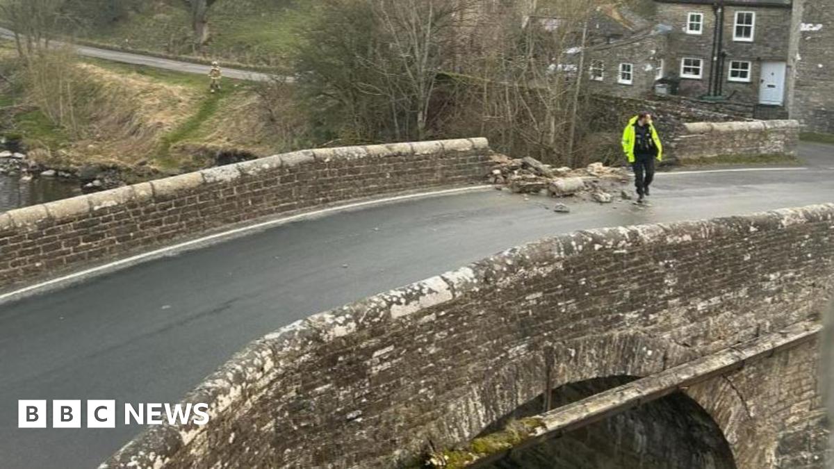 Man, 30, dies after lorry crashes into bridge in Bainbridge - BBC News