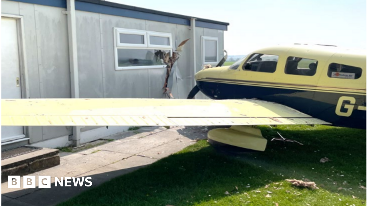 Piper Archer crashed into building after throttle error - BBC News
