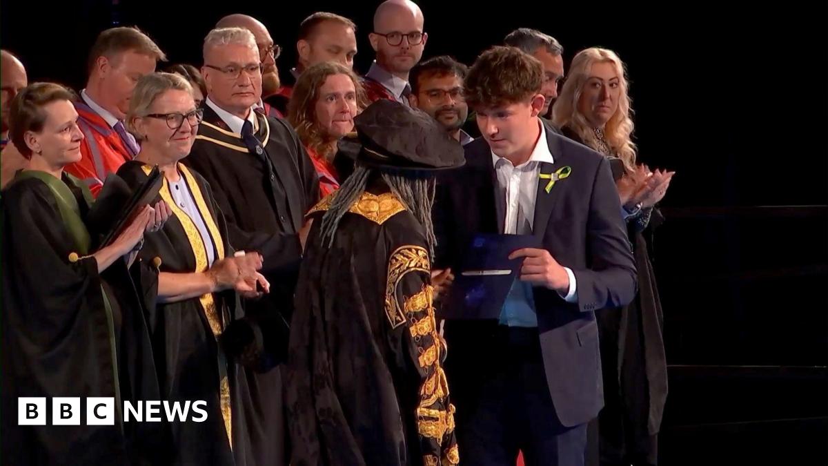 Posthumous degrees for Nottingham attacks victims - BBC News