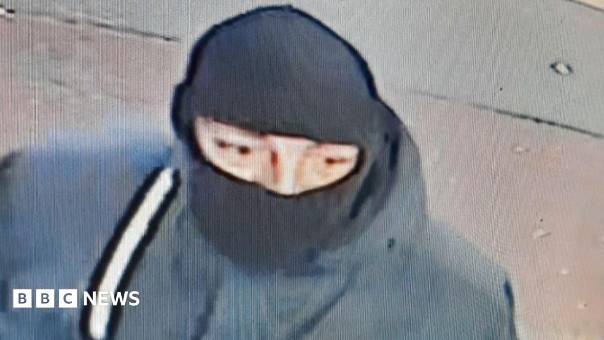 Armed robber wanted over Leeds Cash Converters raids - BBC News