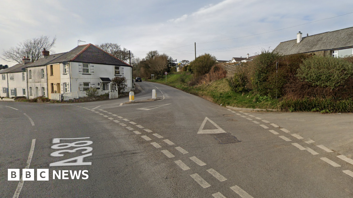 Two people injured in four-vehicle crash in Cornwall - BBC News