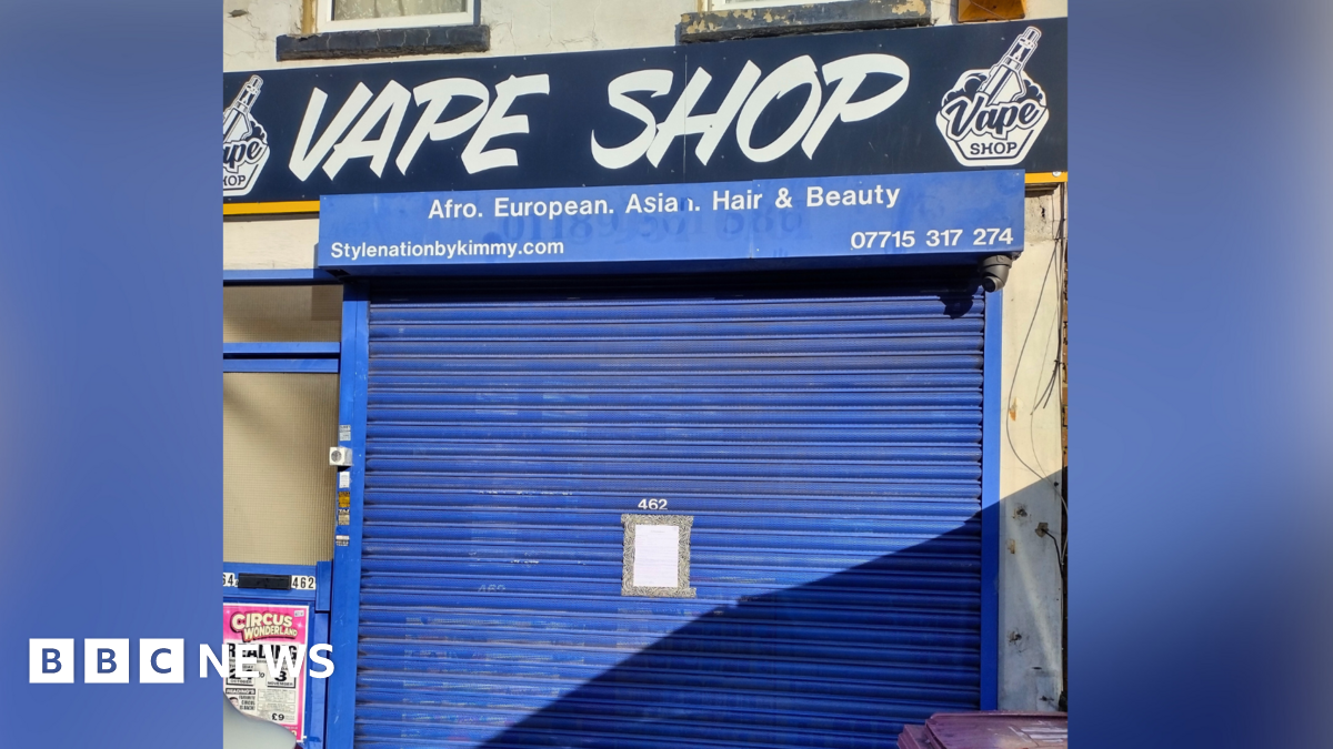 Reading vape shop accused of serving 13-year-olds shut down - BBC News