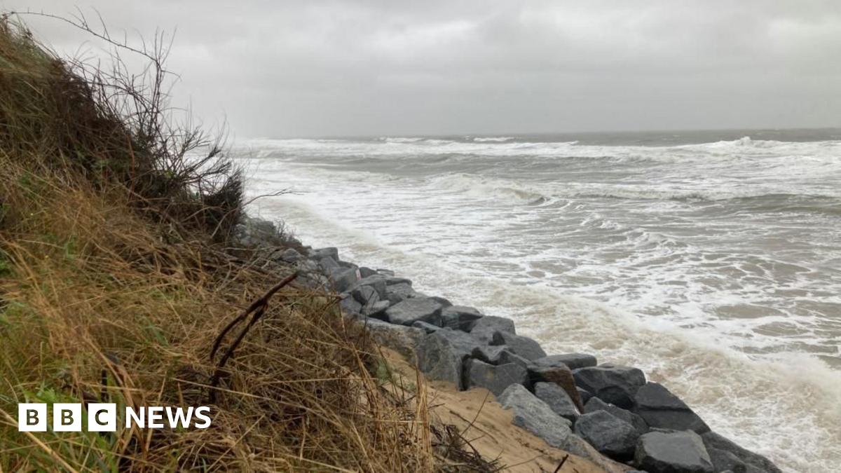 Hemsby residents warned of high spring tides - BBC News
