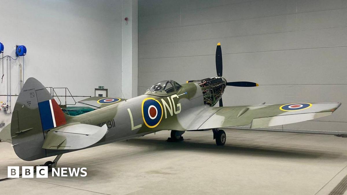Spitfire repainted as 'special tribute' to RAF pilot Mark Long - BBC News